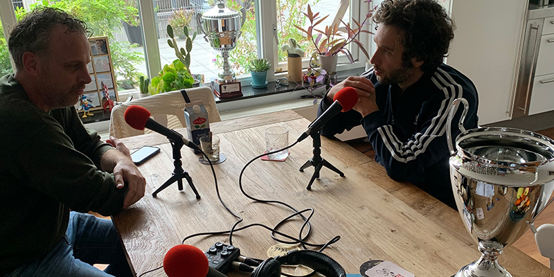Podcast: Uitreiking Voetbalboek van het Jaar-bokaal aan Frank Heinen ...